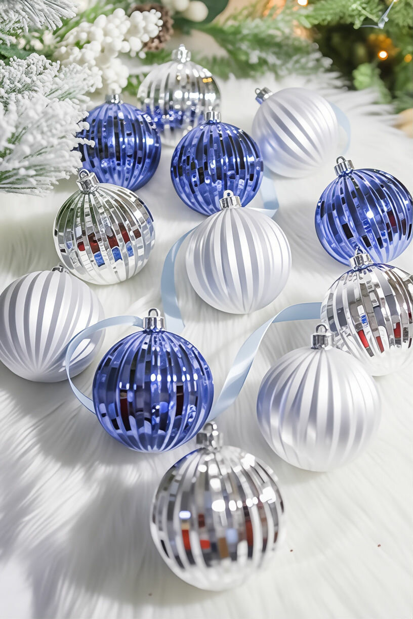 Набор пластиковых шаров белецца инвернале, серебряный с синим, 8 см, упаковка 12 шт, Winter Deco 220040