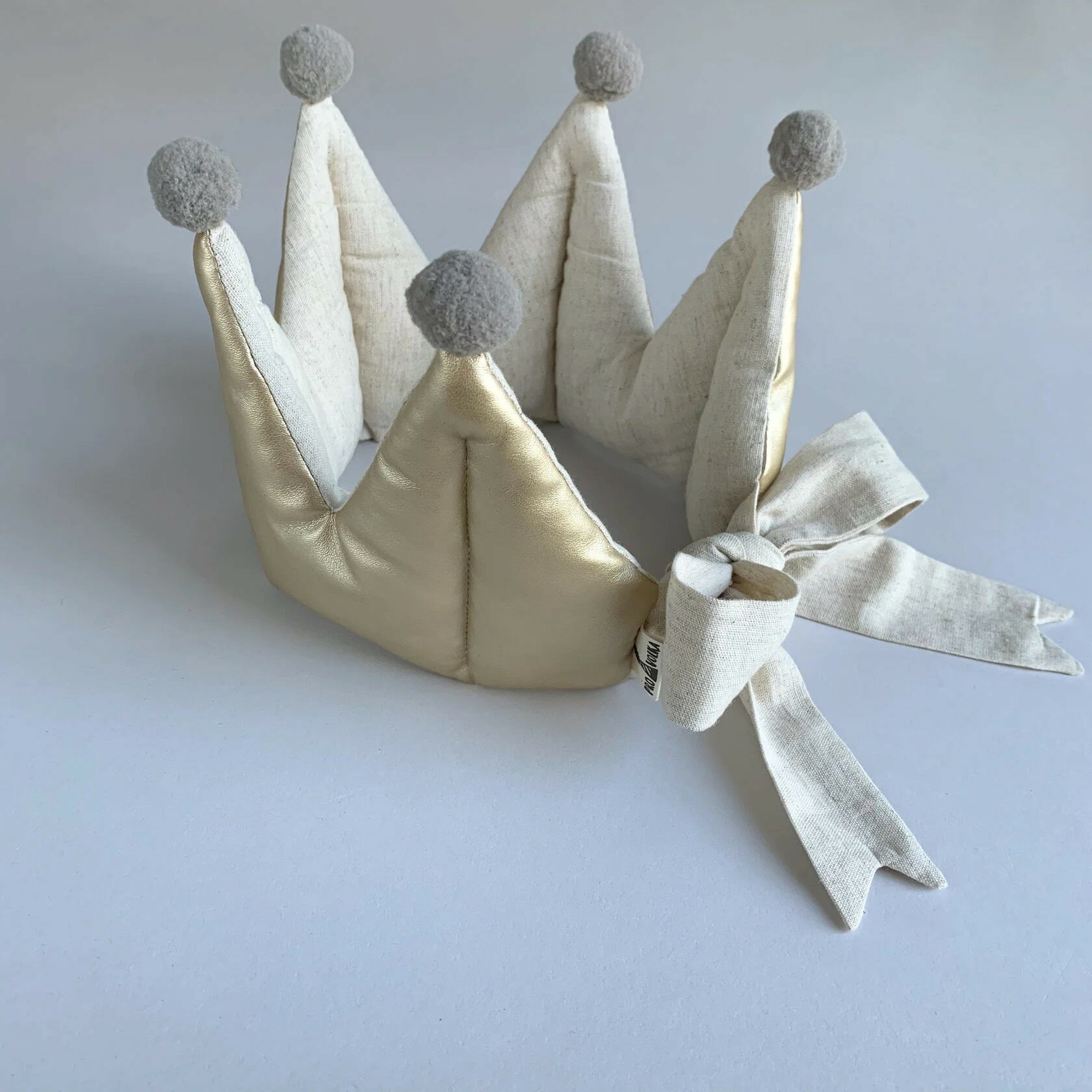 Корона золотая металлизированная, бренд ProVolka, с помпонами, с завязками, для взрослых и детей