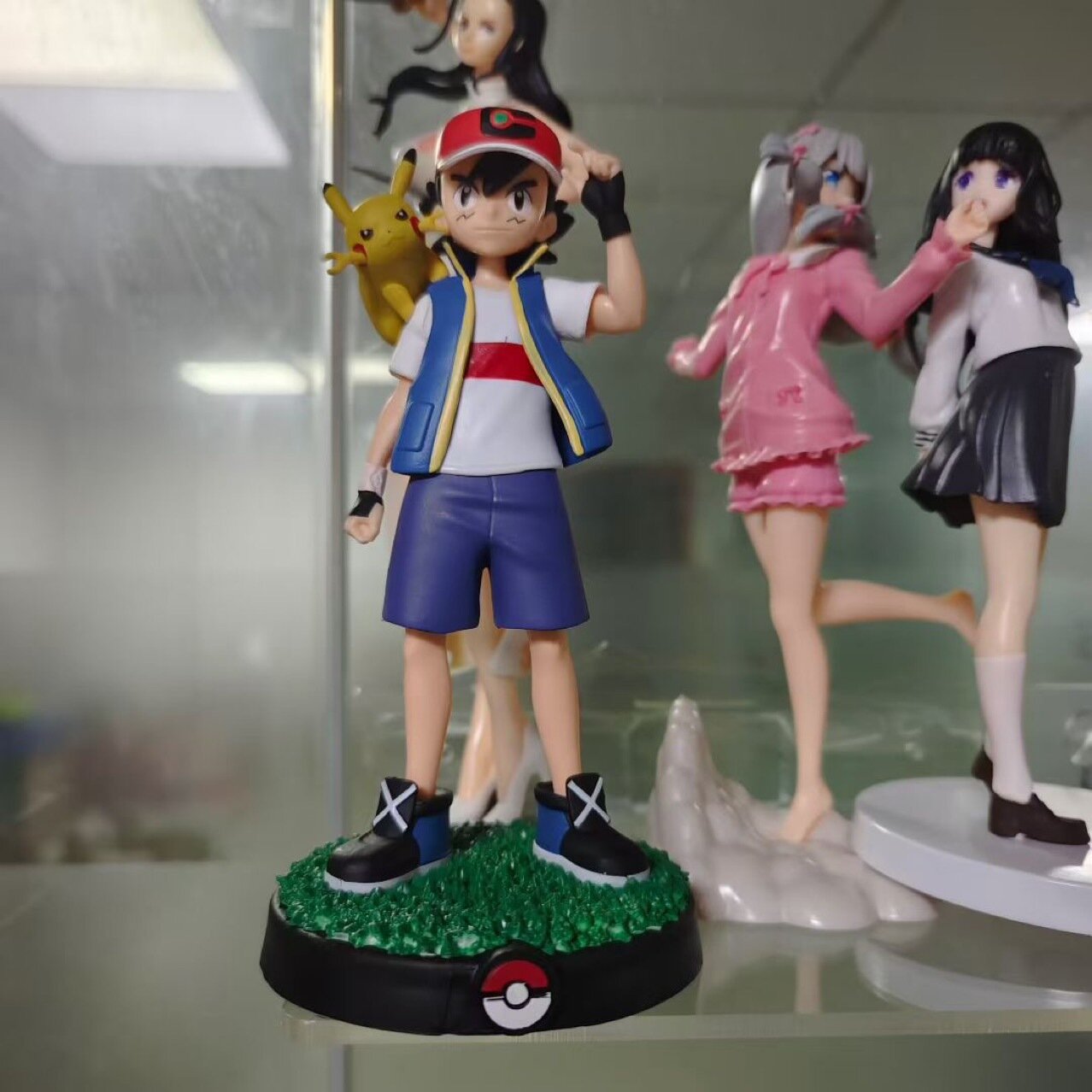 Товары по аниме Pokémon: модели, фигурки, Эш и Пикачу, магические предметы.