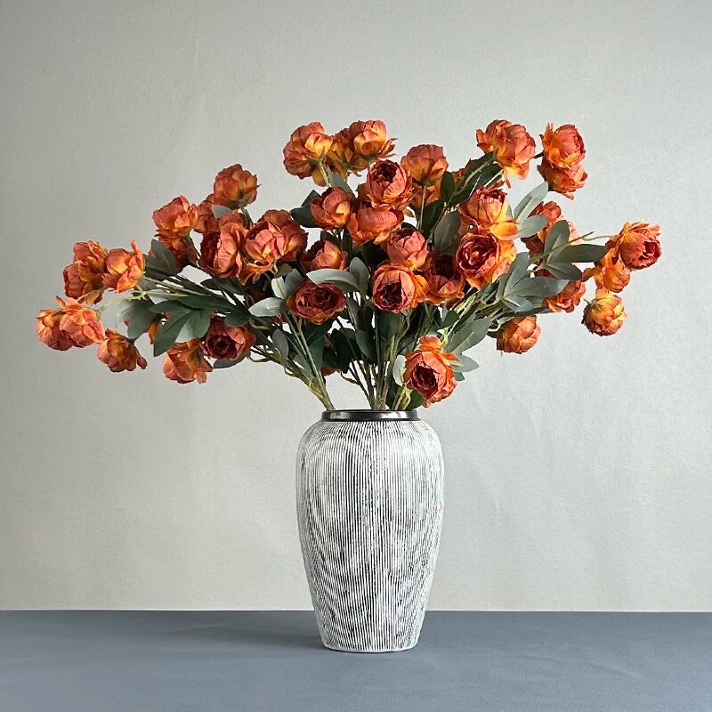Средняя ретро керамическая ваза с вертикальными полосами + 10 искусственных цветов медного оттенка для цветочных