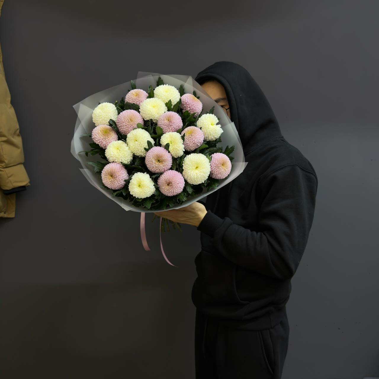 Букет "Момока", 19 хризантем микс, пышный, высота 50 см, доставка