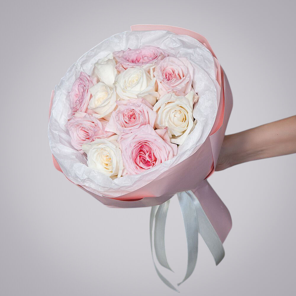Монобукет бело-розовый микс из 11 эквадорских Роз в упаковке с тишью