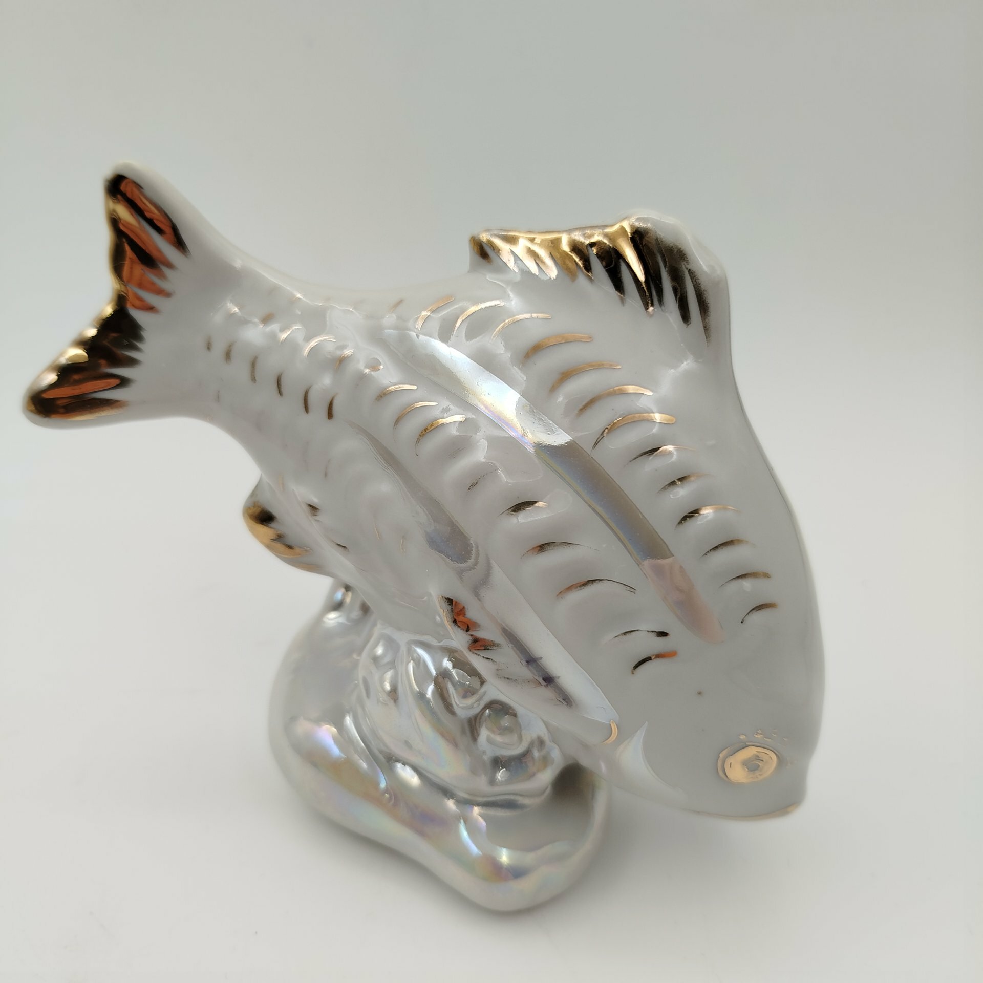 Статуэтка "Рыба-карп", скульптор П. М. Кожин, фарфор, люстр, роспись, золочение