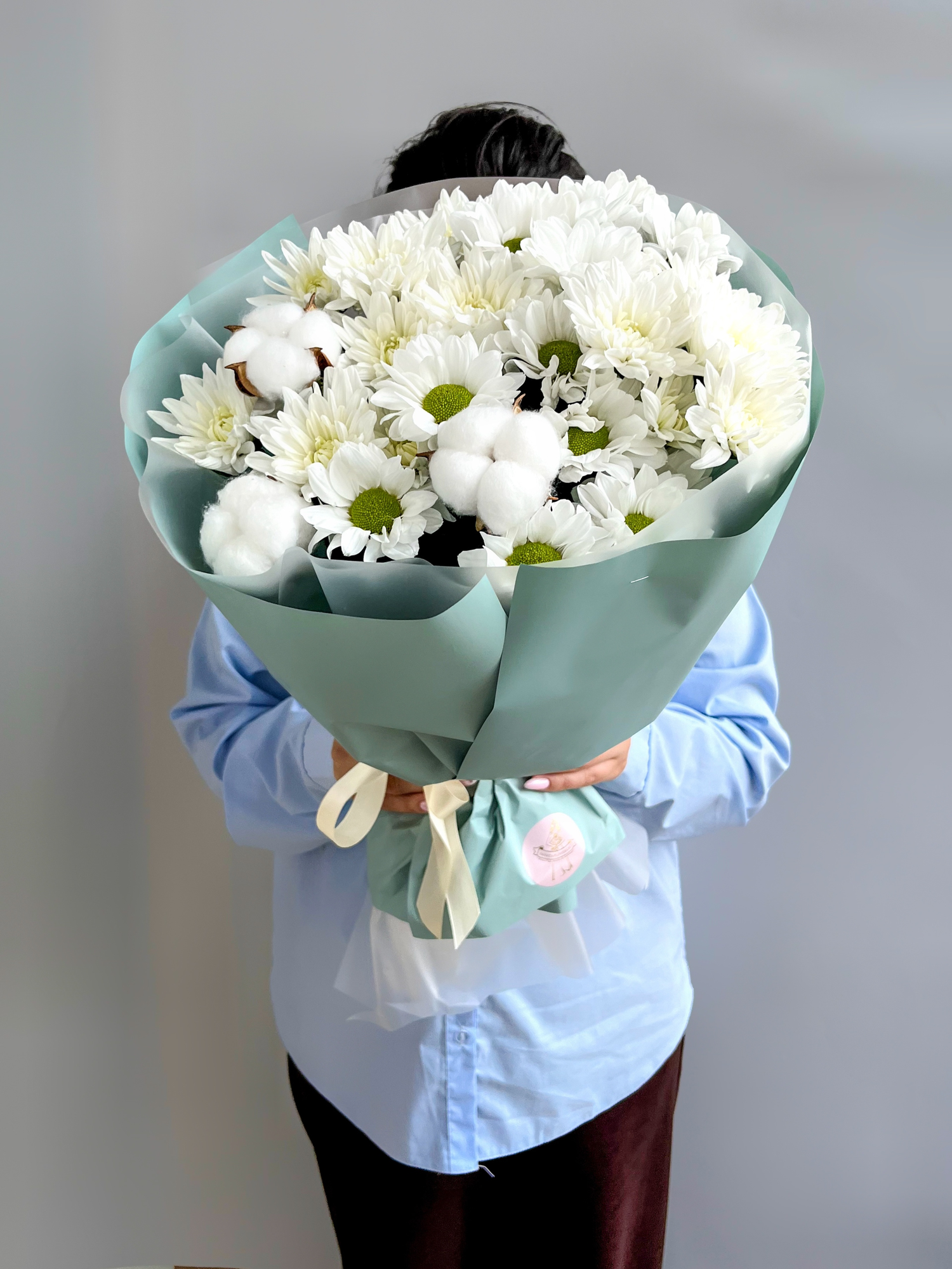 Букет с хризантемой и хлопком