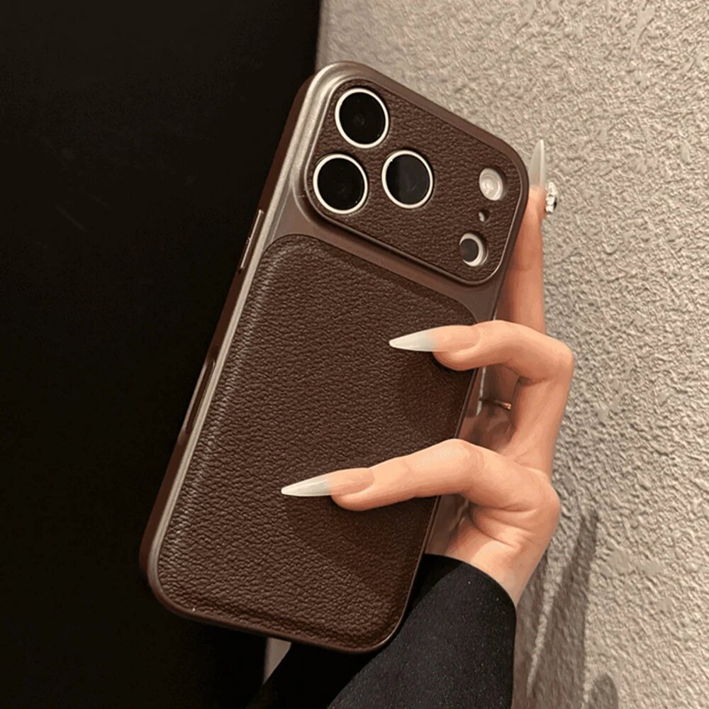 Коричневый чехол для iPhone 16 с текстурой кожи