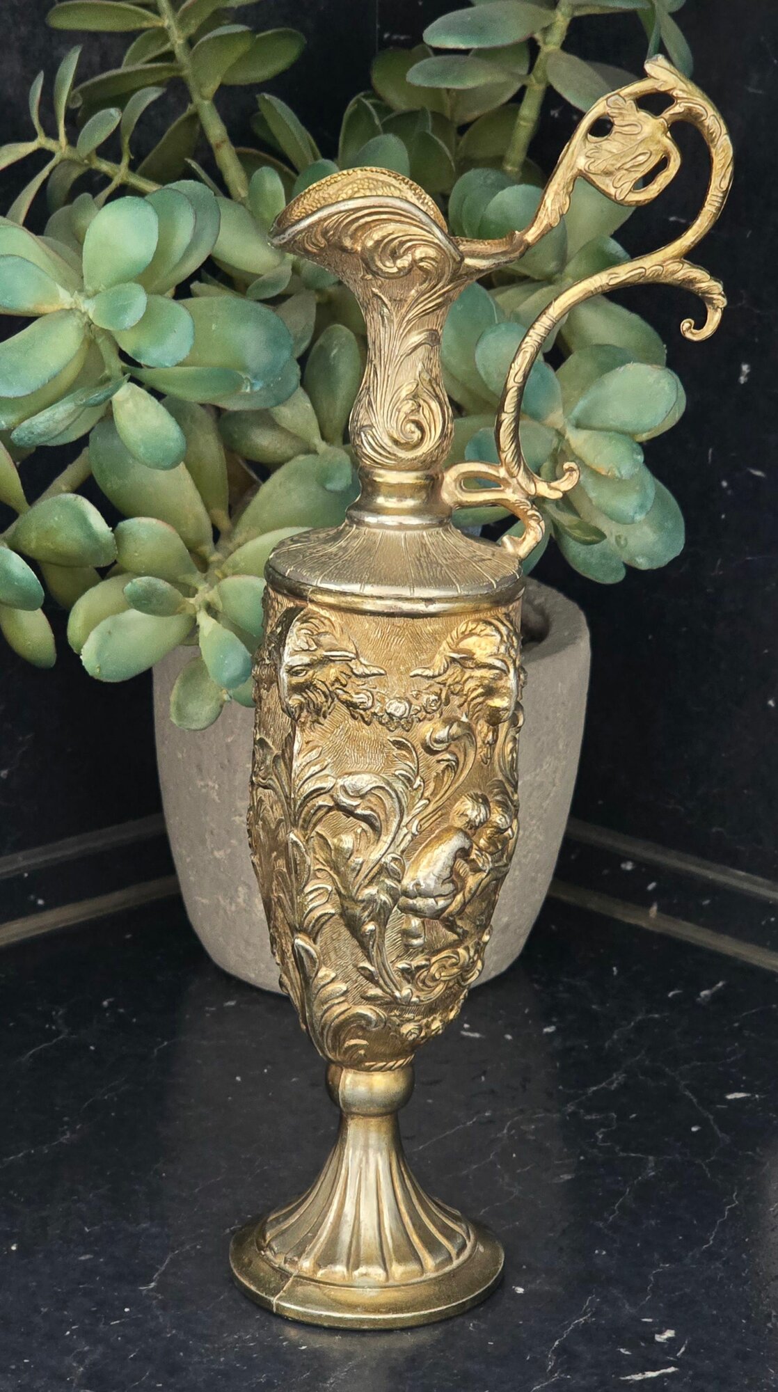 Антикварный кувшин