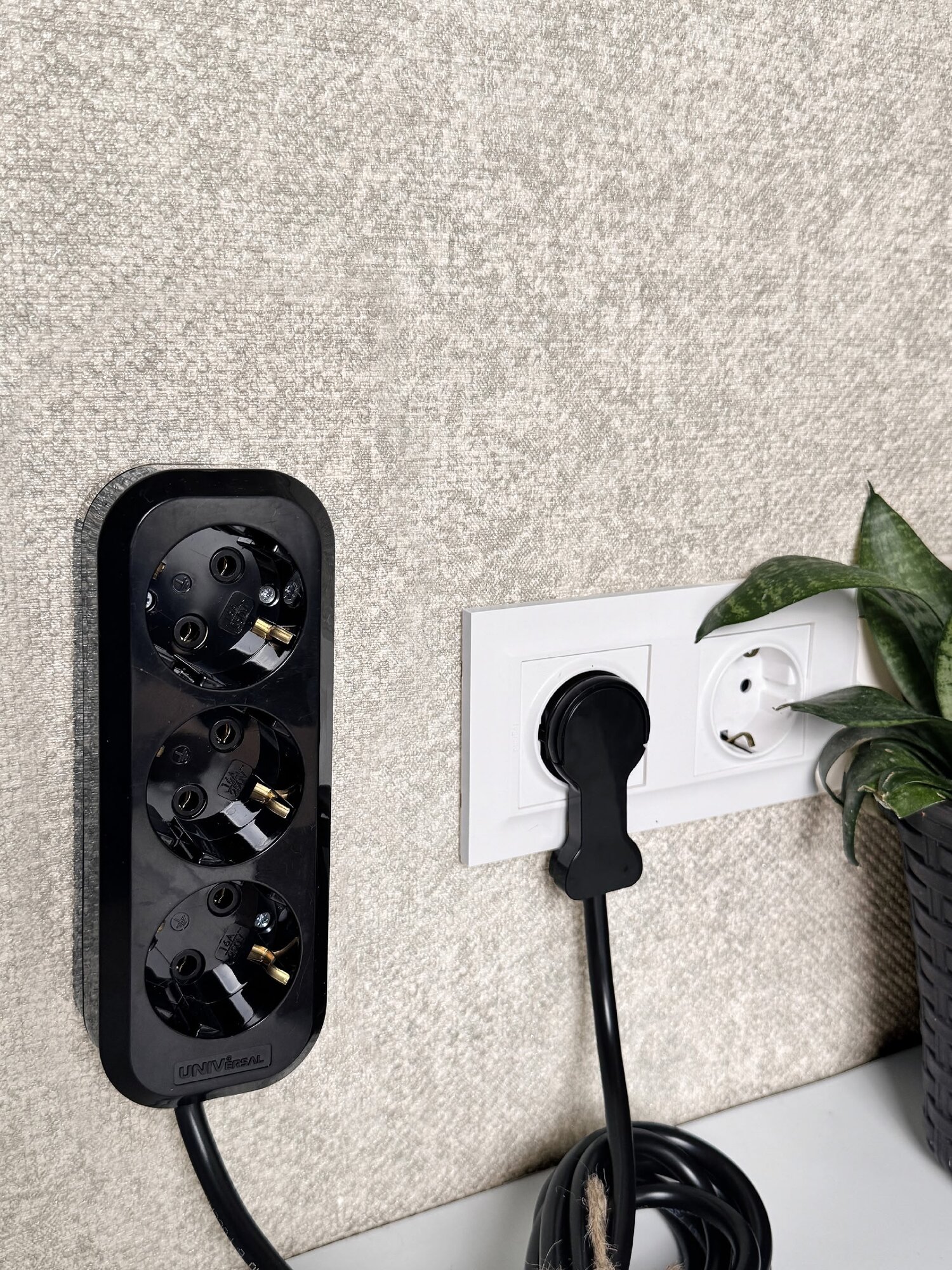 Удлинитель с плоской потайной вилкой невидимкой 1,5 метра 3 розетки