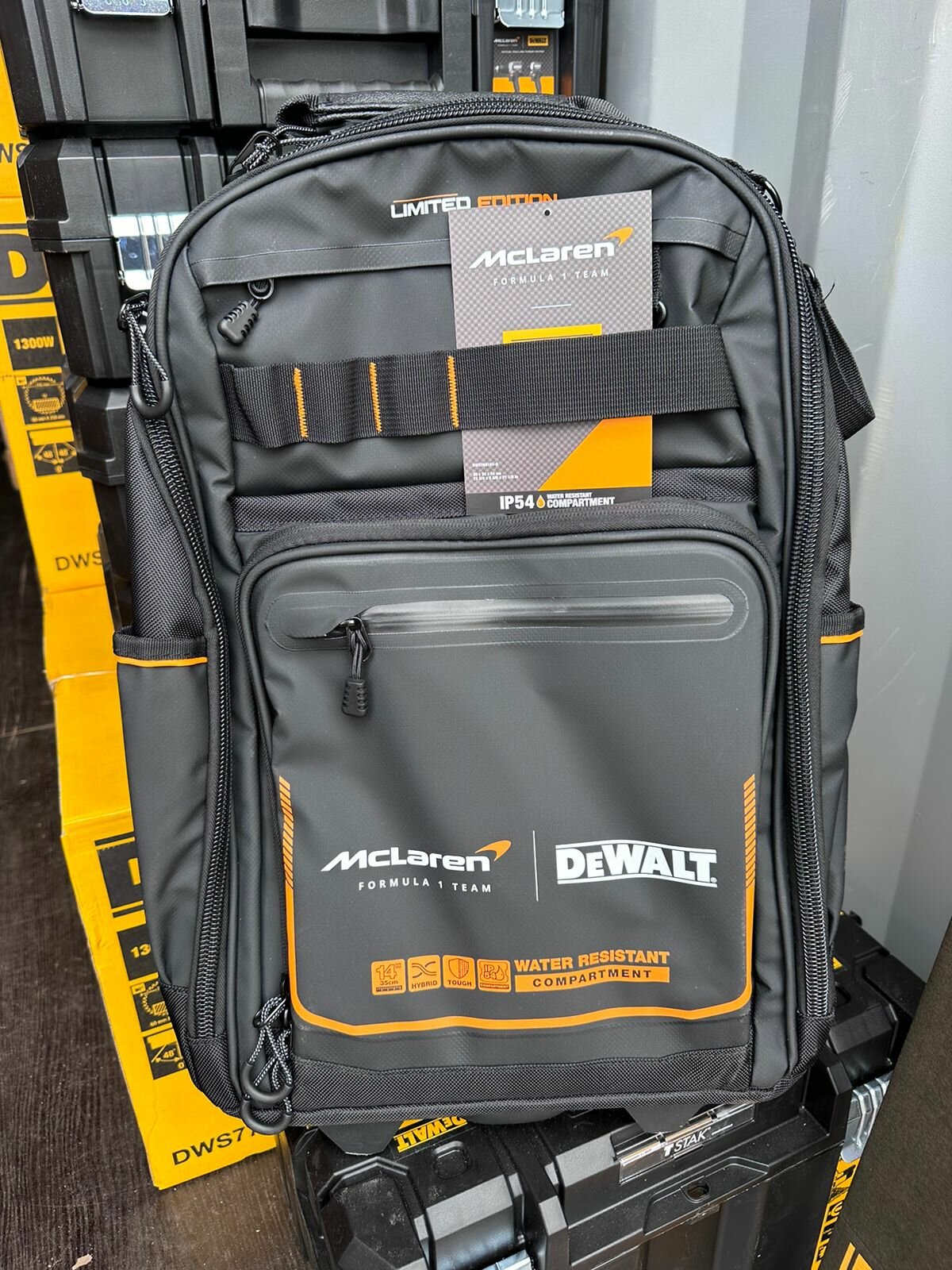 Рюкзак DEWALT команды McLaren F1 на колесах DWSТ60101-1