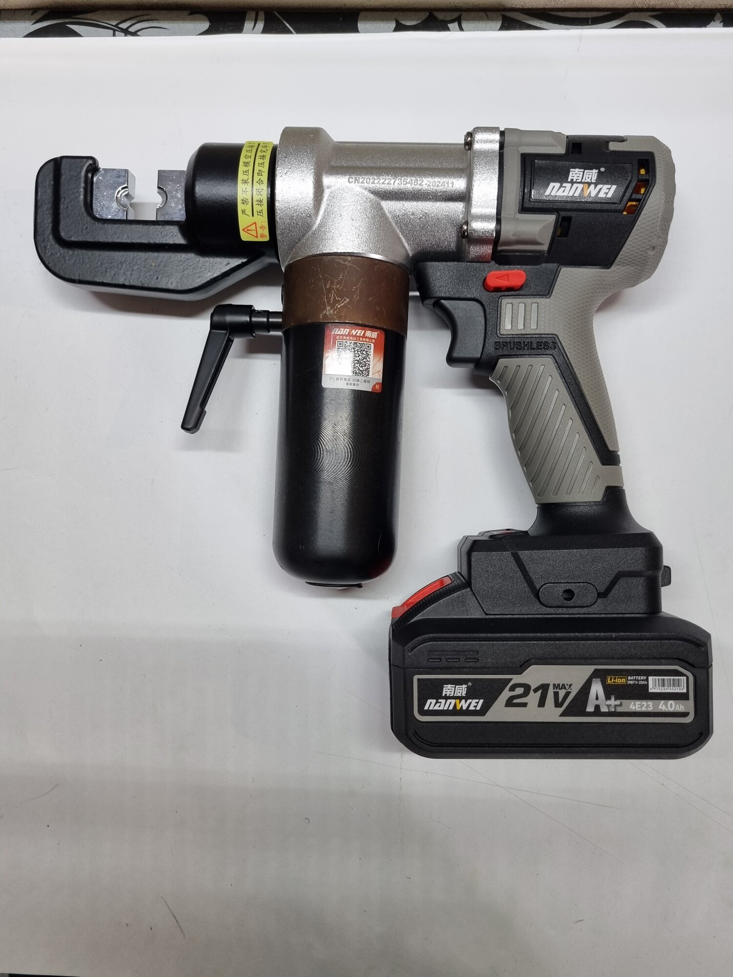 Пресс-клещи аккумуляторные NANWEI для гильз, черно-серые, от4 до 70мм2, 4Ач, 2 аккумулятора