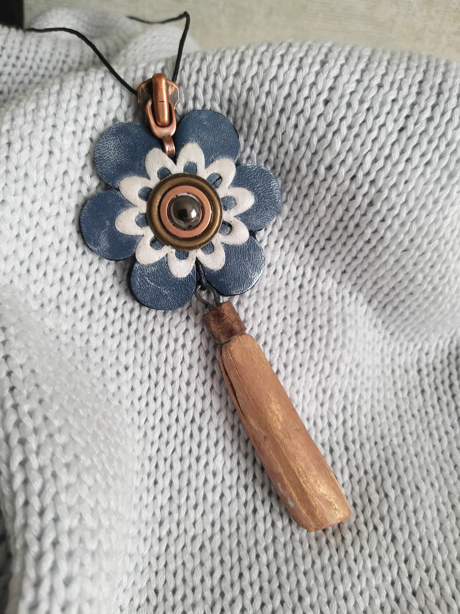 Украшение - подвеска "Цветок" синий перламутровый из натуральной кожи, с подвеской из дерева, на шнурке, в стиле "бохо".