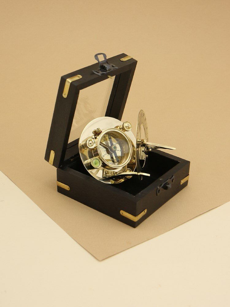 Морской компас в деревянном футляре