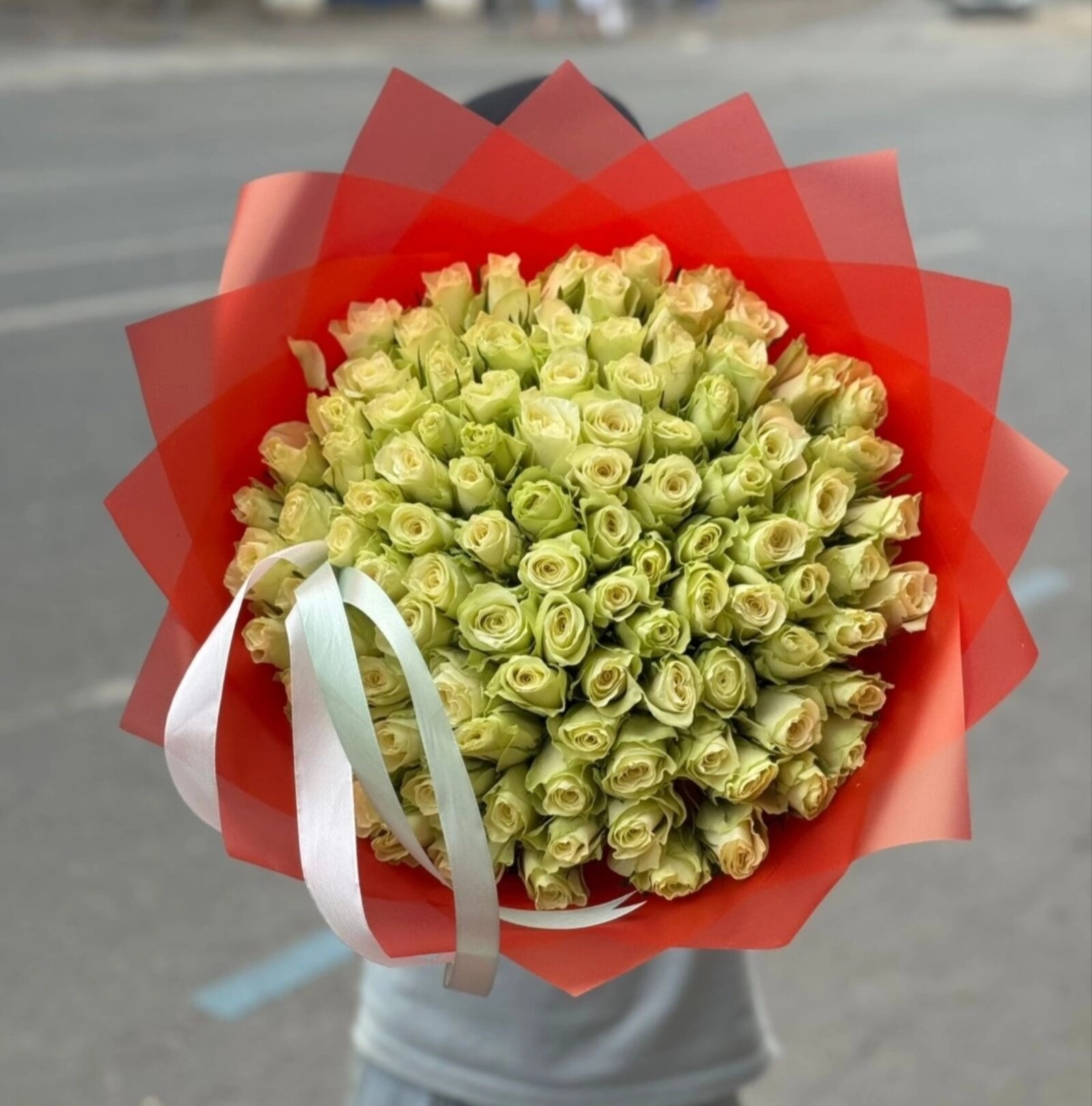 Букет из 101 белой розы Chantal Red