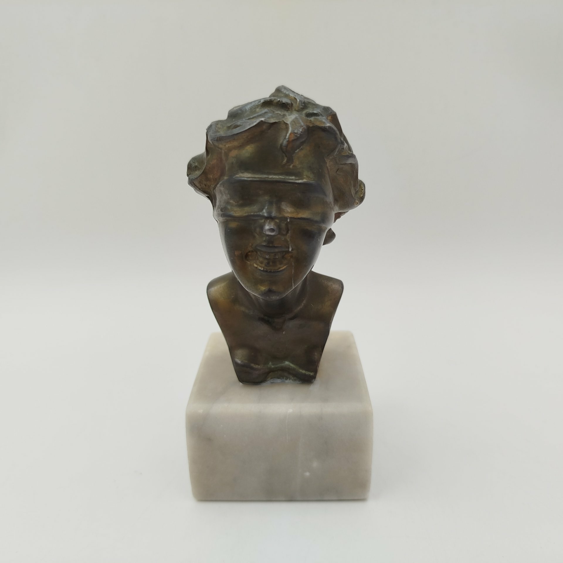 Бюст на каменном постаменте "The Blind Fortuna" ("Слепая Фортуна") по модели работы скульптора Vincenzo Aurisicchio (Винченцо Аурисиччо)