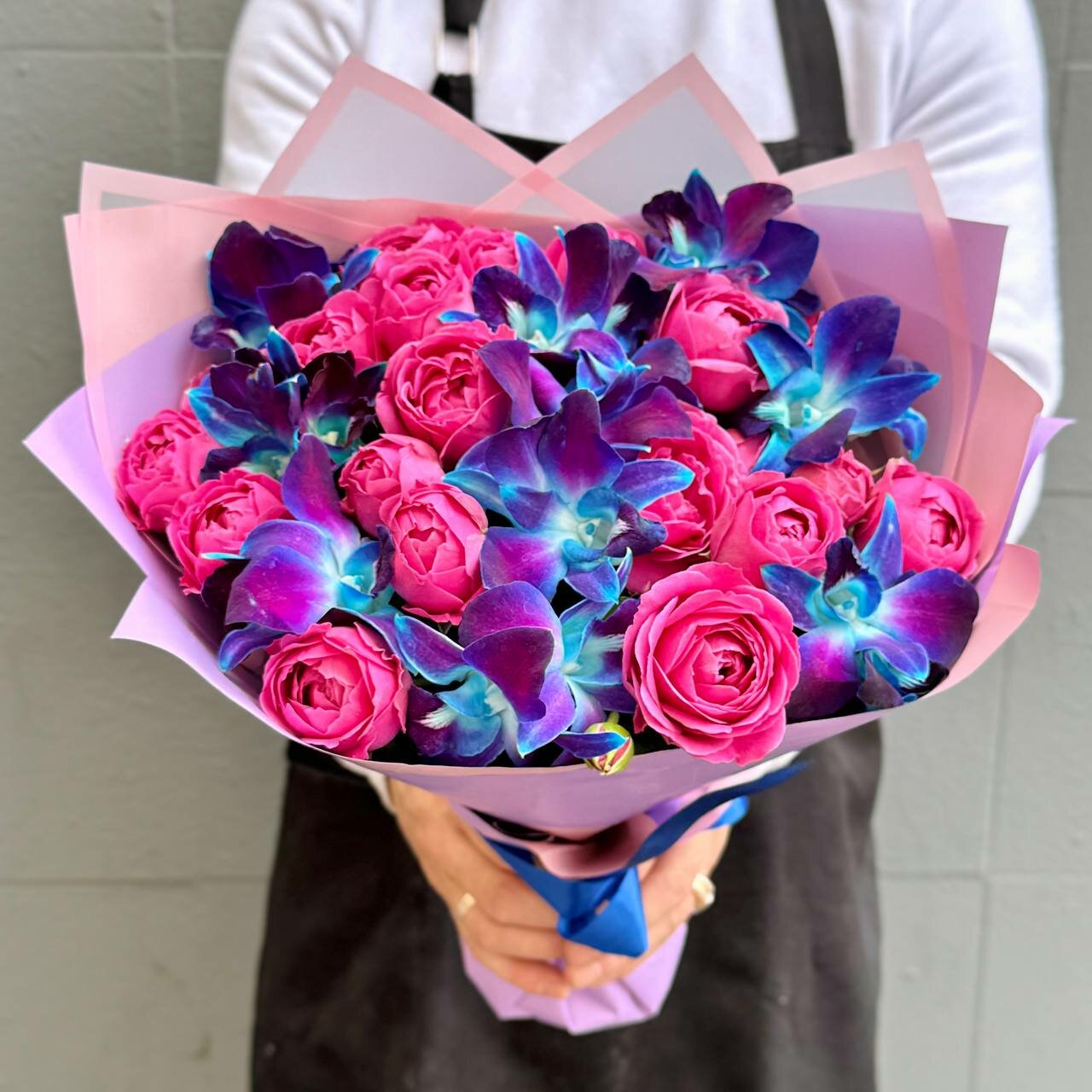 Букет с розой "Мисти Баблс" и орхидеей "Дендробиум" в упаковке