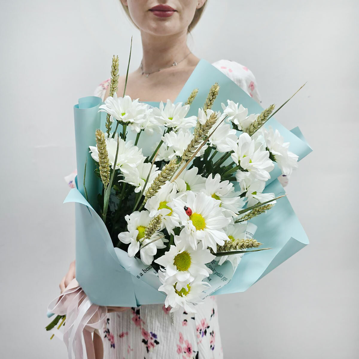 Монобукет Талисман Флора "Белые хризантемы и пшеница", высота 45см, на стеблях