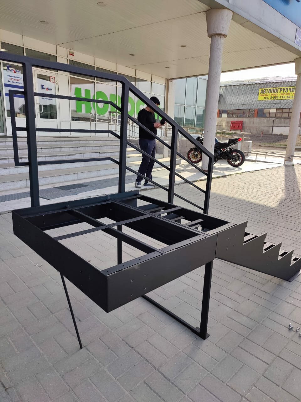 Лестница-крыльцо 4 ступени с площадкой, без ДПК, ограждения справа. Ширина 1,5м, высота 72 см.