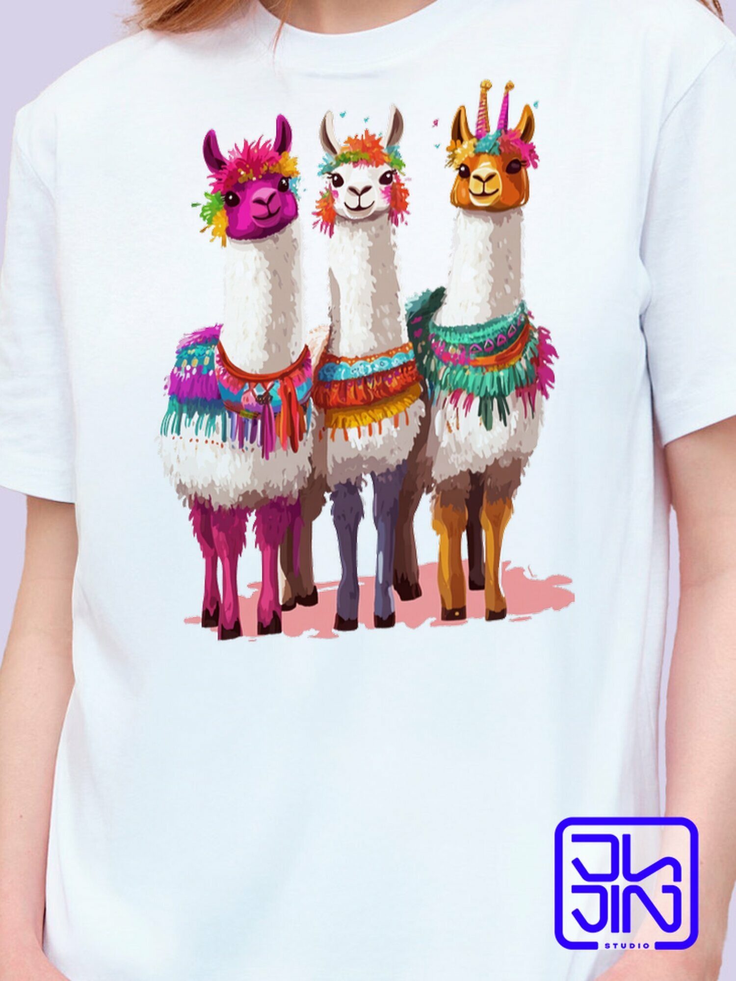 Футболка классическая женская с авторским принтом Белые смешные ламы в пестрых этнических нарядах среди яркой природы, белый хлопковый трикотаж с прикольным рисунком на груди