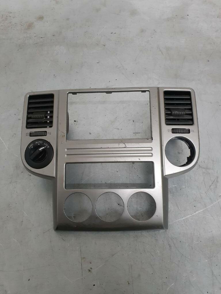 Консоль центральная Nissan X-Trail T30 2004 68260EQ100