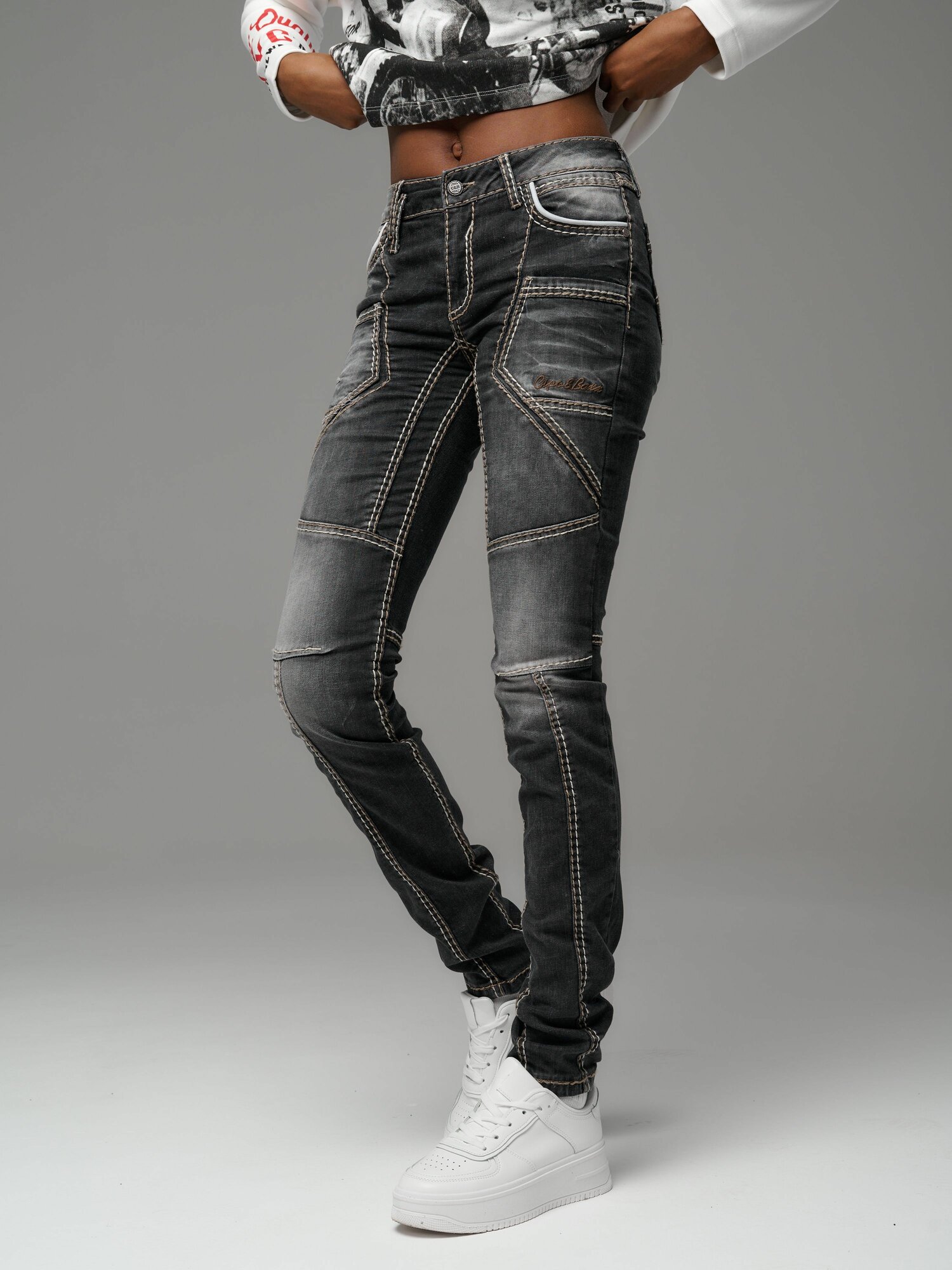 Джинсы зауженные 