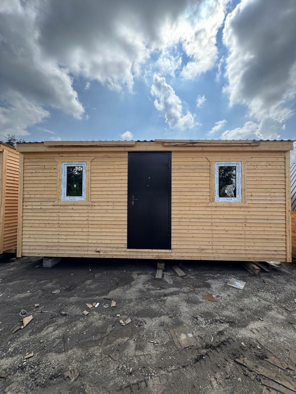 Бытовка утепленная размер 6х2.3 (снаружи вагонка сорт С, внутри оргалит) с перегородками.