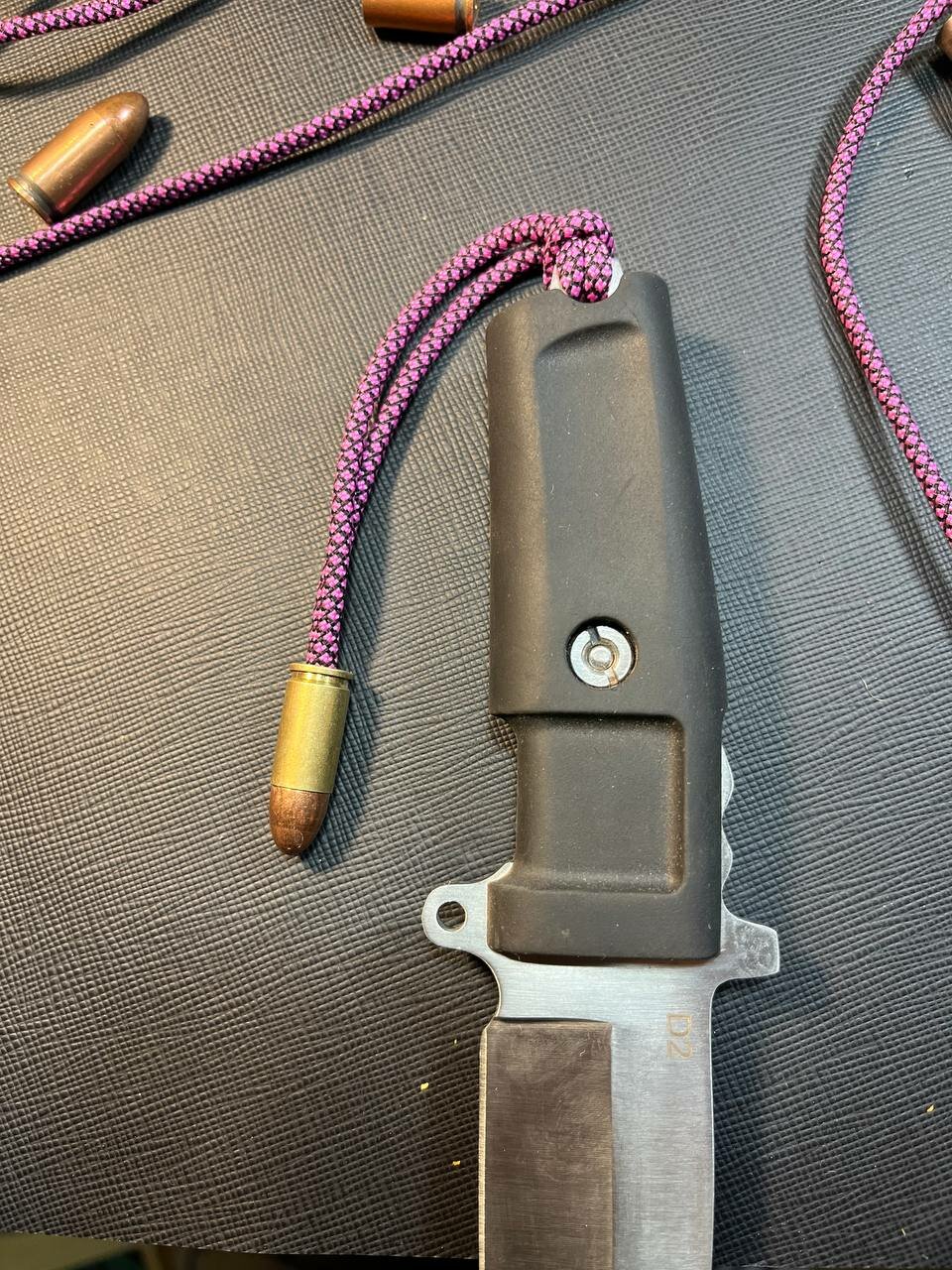 Темляк из гильзы 9 мм Luger с длинной петлёй из паракорда 550 Фиолетовый-чёрный, ручная работа