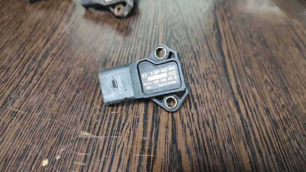 Датчик абсолютного давления VAG 038906051B