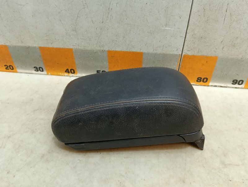 Б/У Подлокотник Hyundai Tucson 2006 JM 465778 Hyundai-KIA арт. 846602E0008N