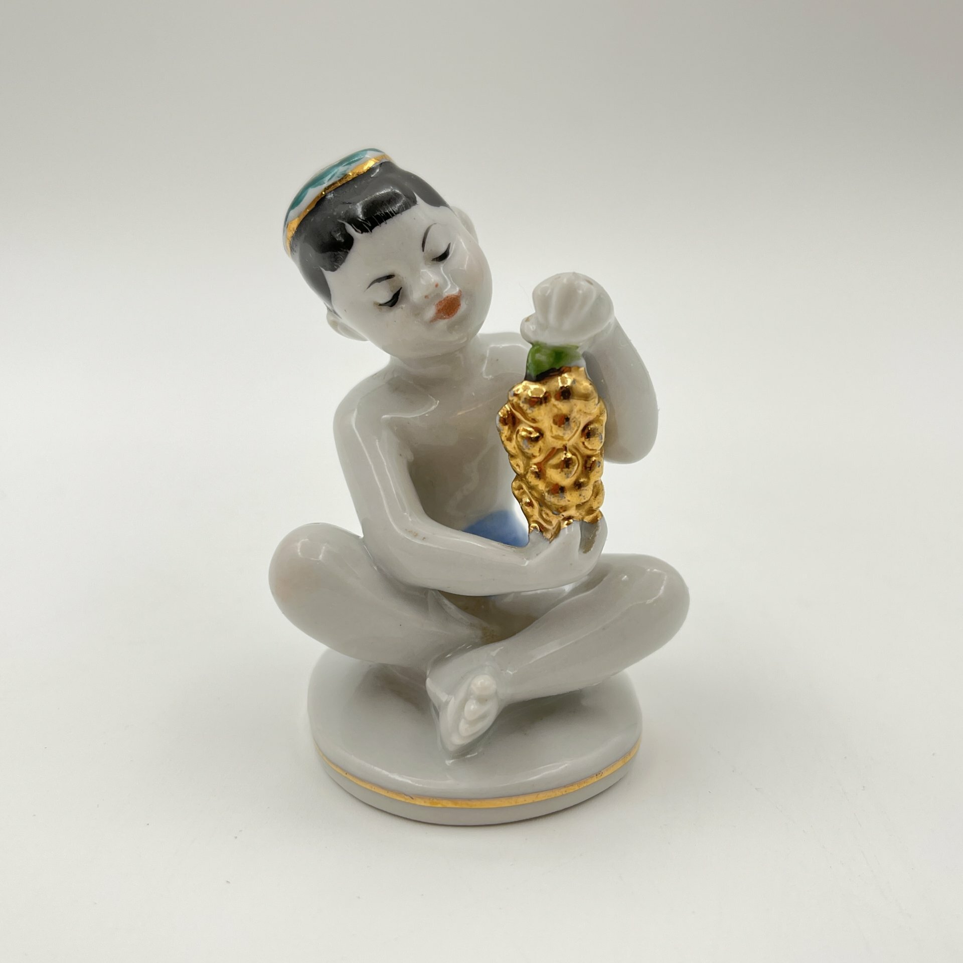 Статуэтка "Мальчик с виноградом" из серии "Счастливое детство"