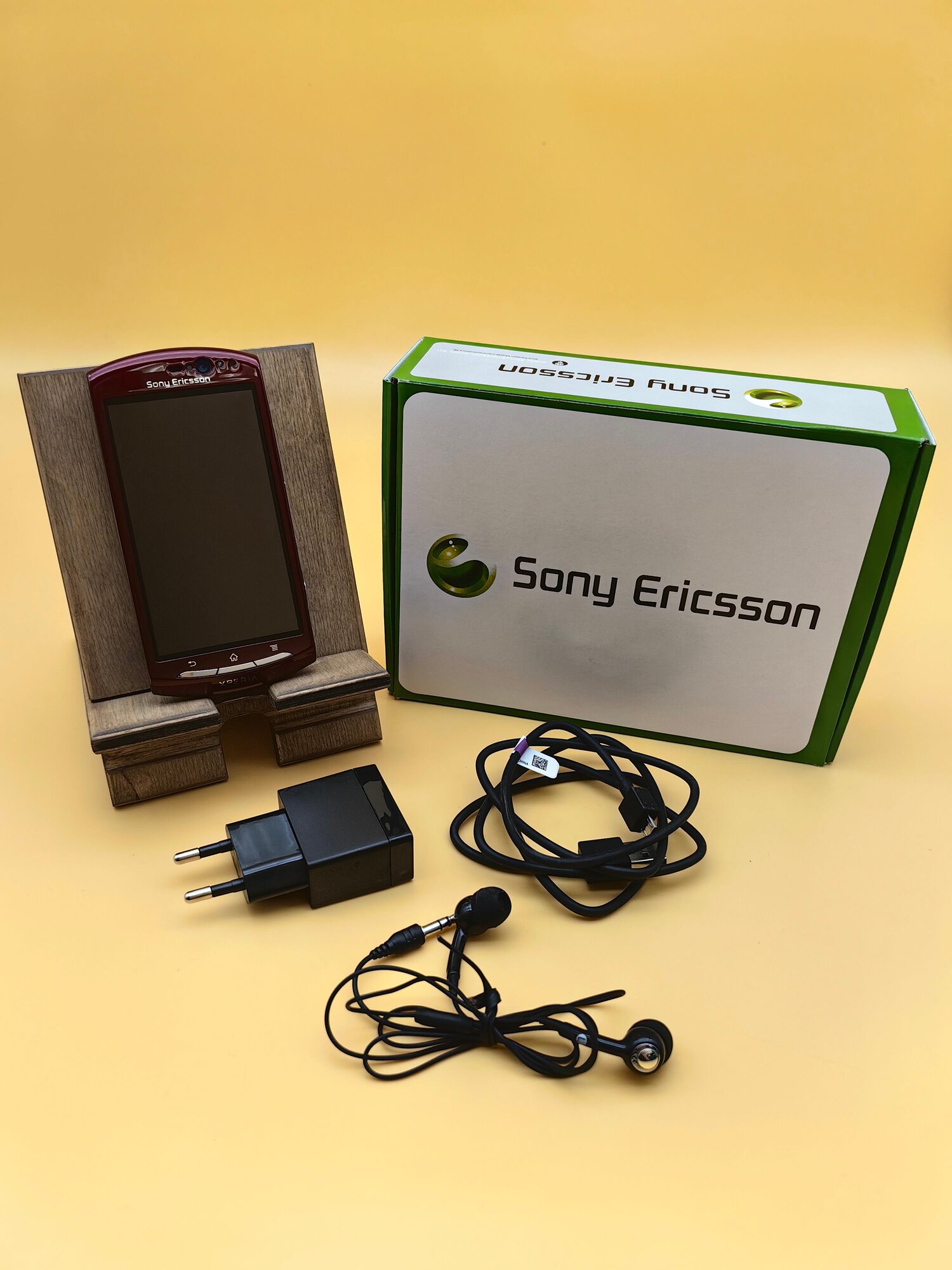 Мобильный раритетный телефон Sony Ericsson Xperia neo V (MT11i), Бордовый