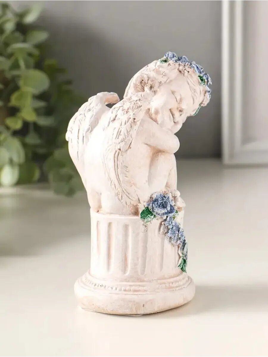 Очаровательная фигура ангелочка на колонне