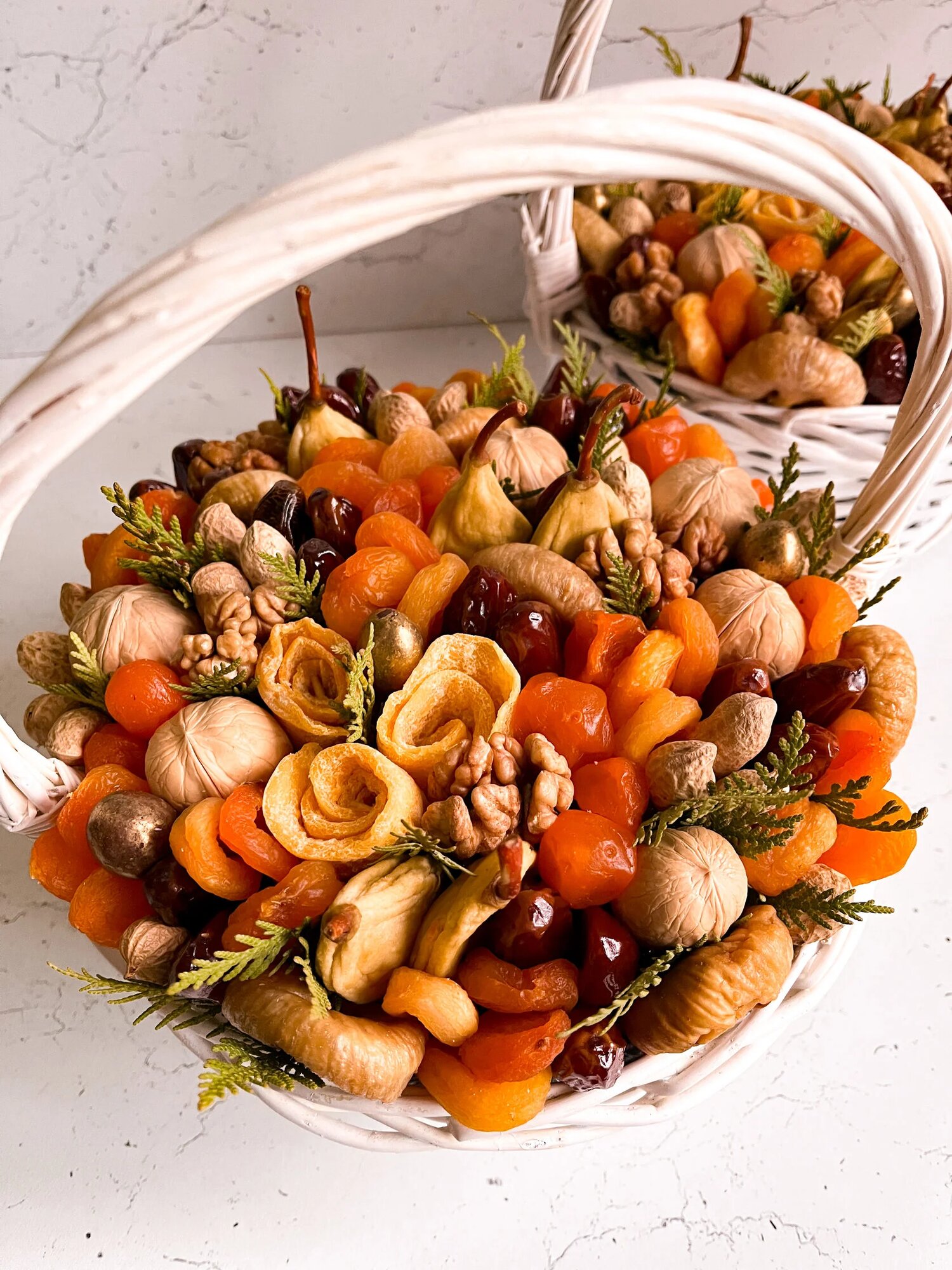 Корзинка " Солнышко" из сухофруктов, с грецкими орехами, из фиников, инжира, кураги, манго и груш диаметр 25 см