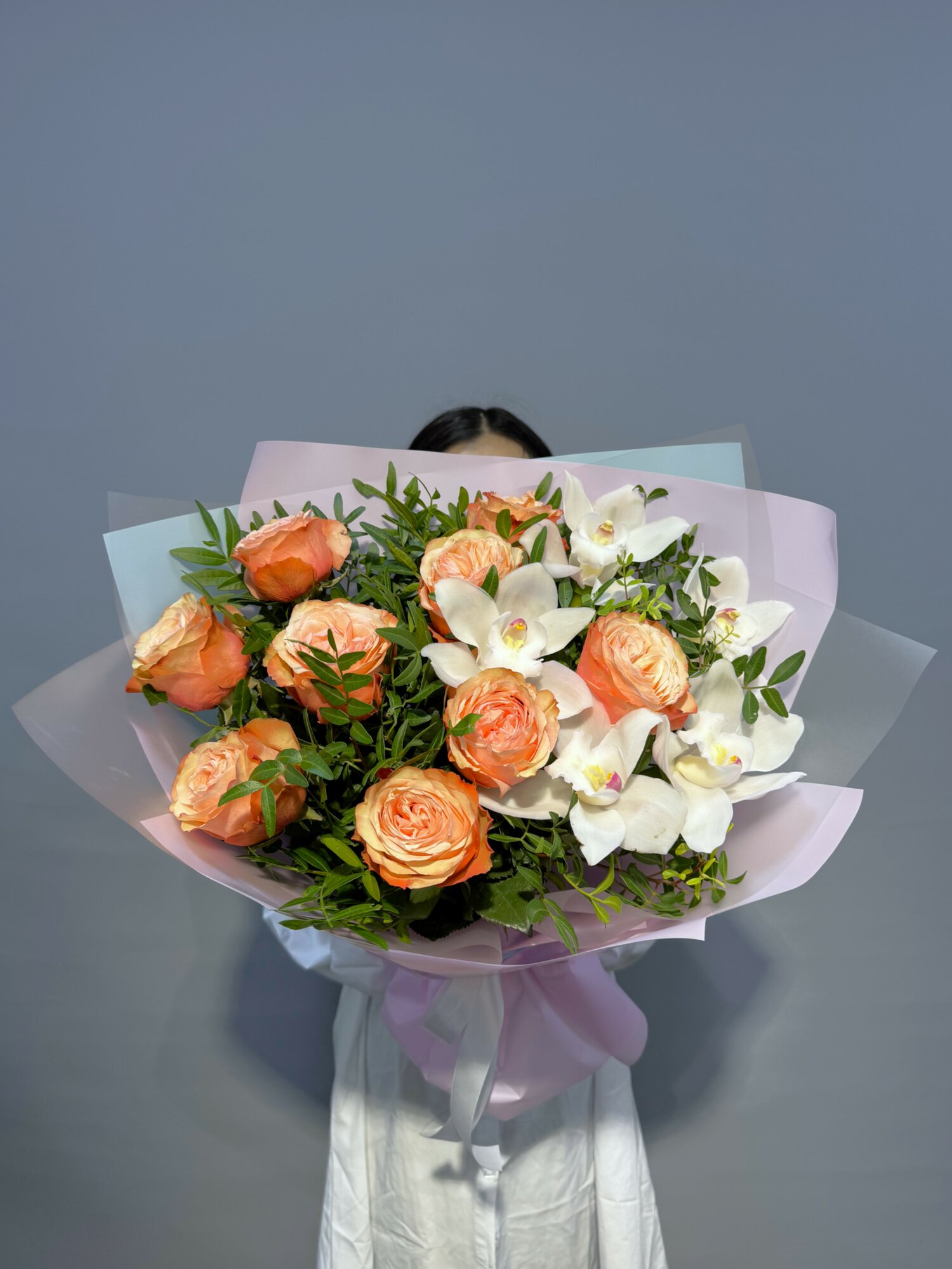 Авторский букет цветов пионовидные розы Кахала и орхидеи цимбидиум