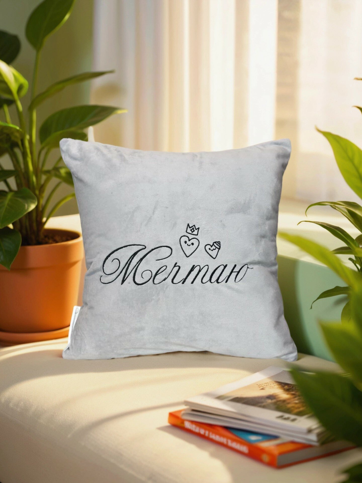 Подушка декоративная BIO-TEXTILES "Мечтаю", 37x37 см, светло-серая, с холлофайбером, эмоциональная с вышивкой