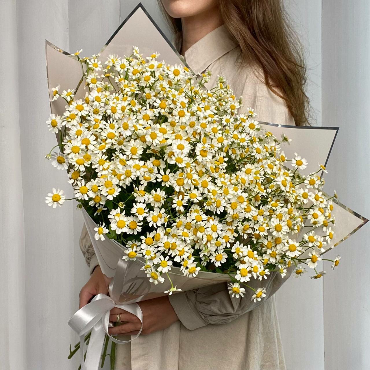 Монобукет кустовых ромашек в пленке с каймой 17шт Ver Flowers