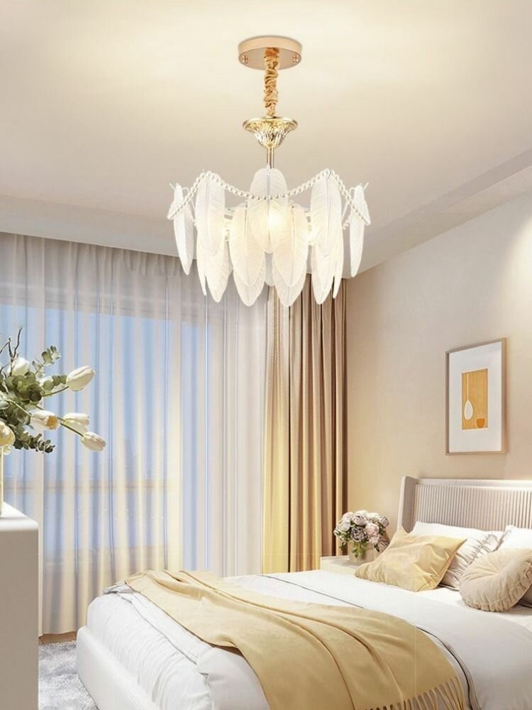 Люстра из перьев