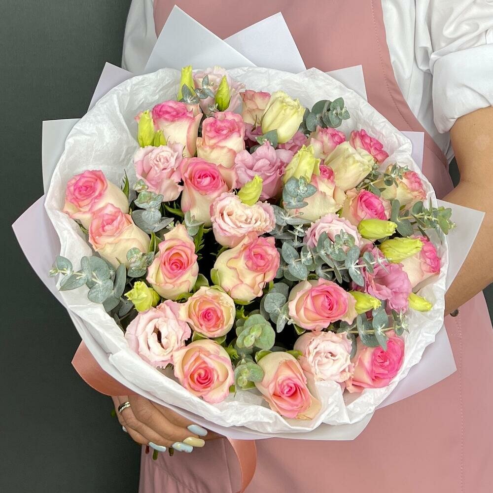 Букет живых цветов. Светло-розовые одноголовые Розы, розовая Эустома и Эвкалипт