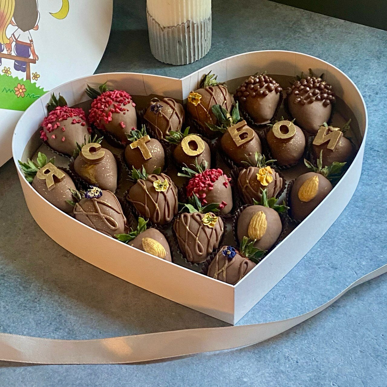 Подарочный набор Клубника в шоколаде Подарок близким Белое сердце Love is размер L (20-24 ягод)
