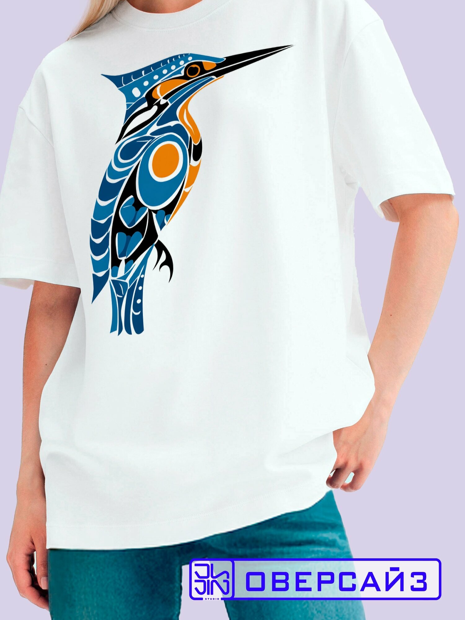 Футболка оверсайз женская с принтом Этническая черно-синяя птица в геометрической абстракции граффити черно-голубая, белый хлопковый трикотаж с прикольным рисунком на груди