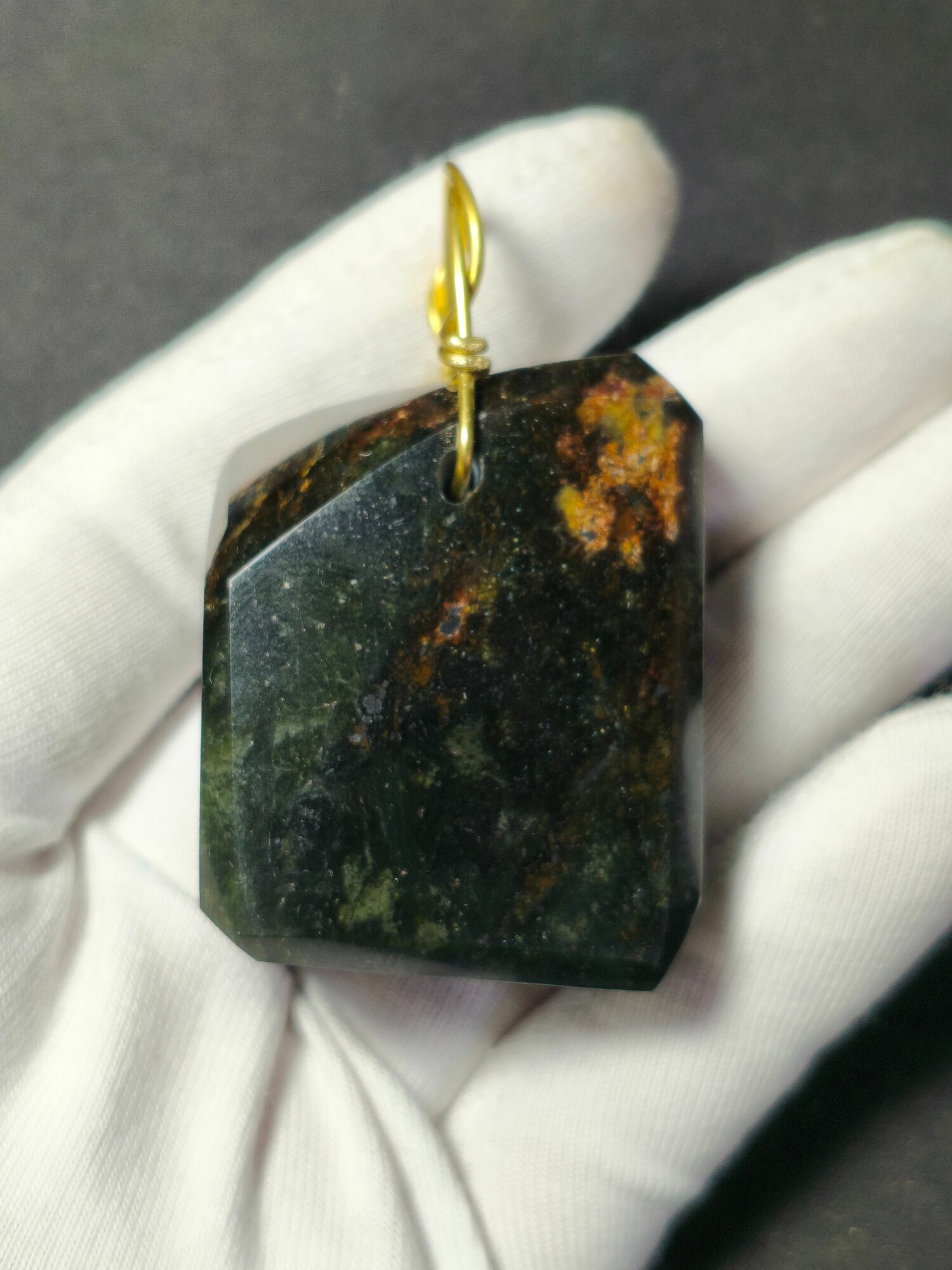 Подвеска, нефрит