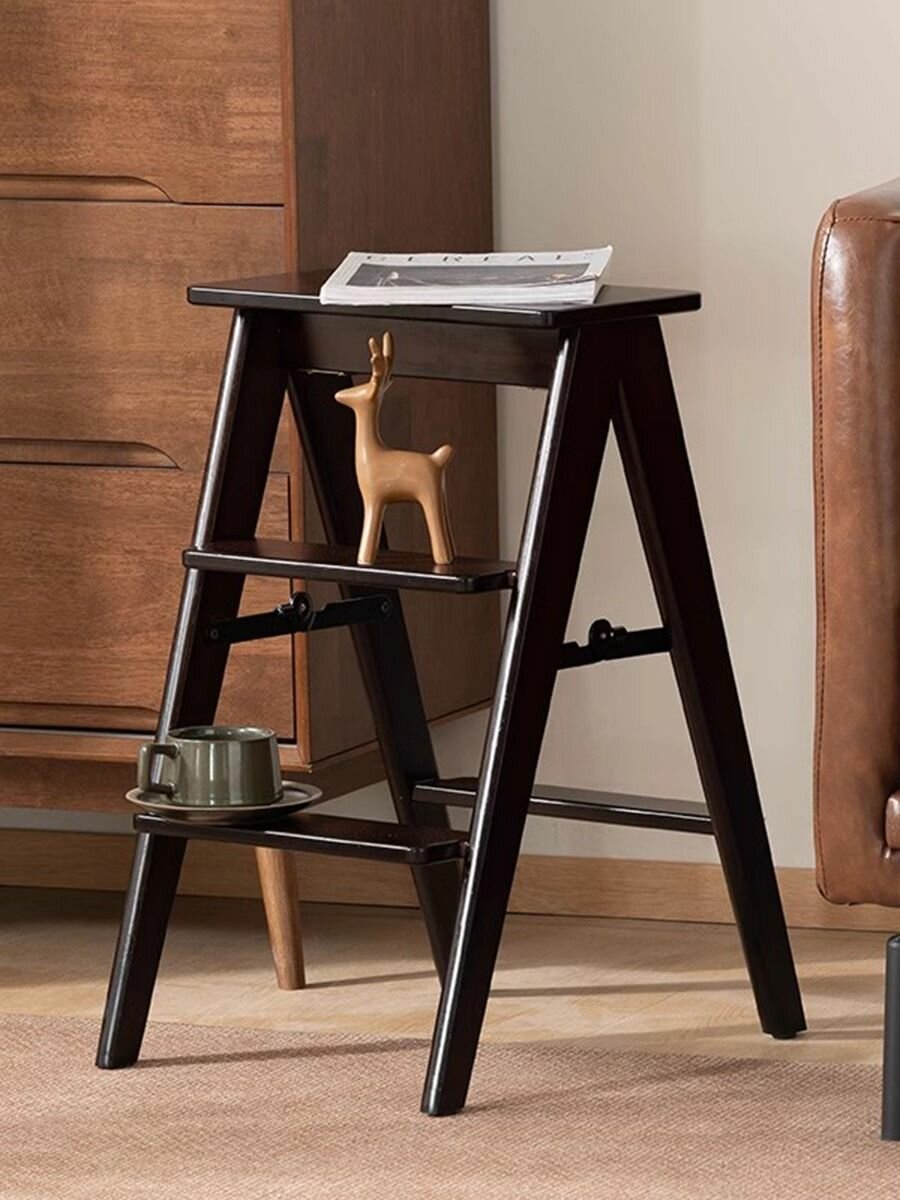 Высокий деревянный табурет