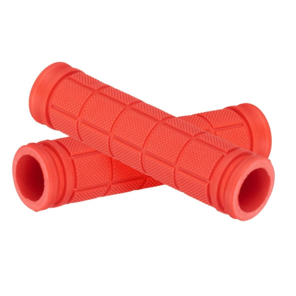 2 -й планы с большими велосипедными рулями покрывают горные велосипеды для различных типов, красный