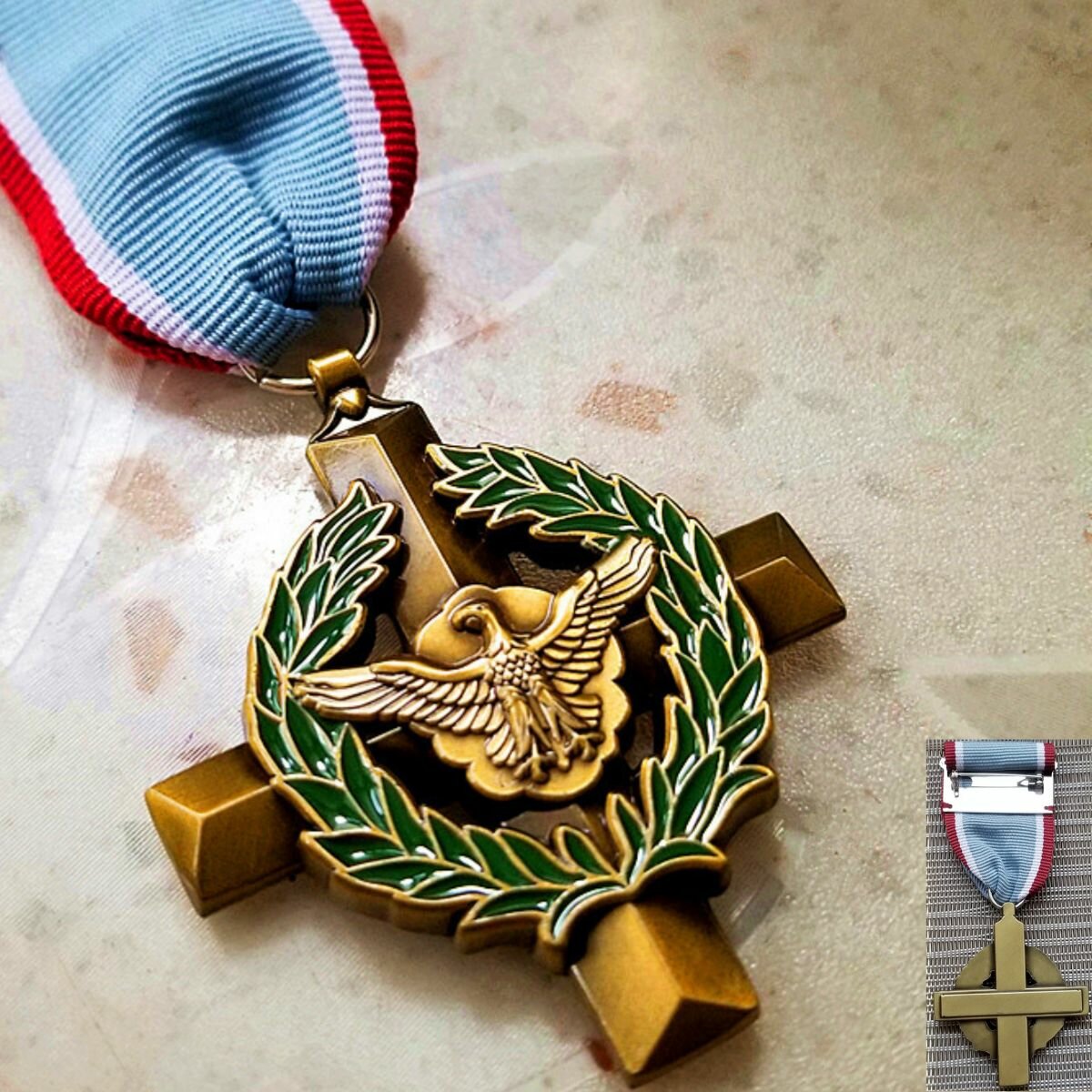 Памятная медаль в виде креста с орлом и лавровым венком