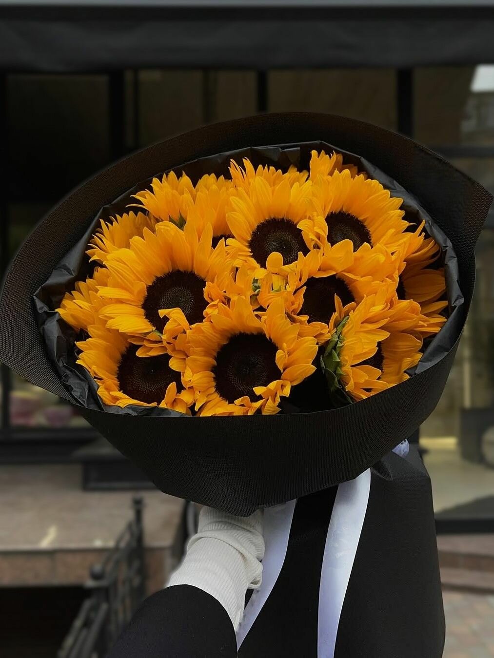 Букет из ярких подсолнухов