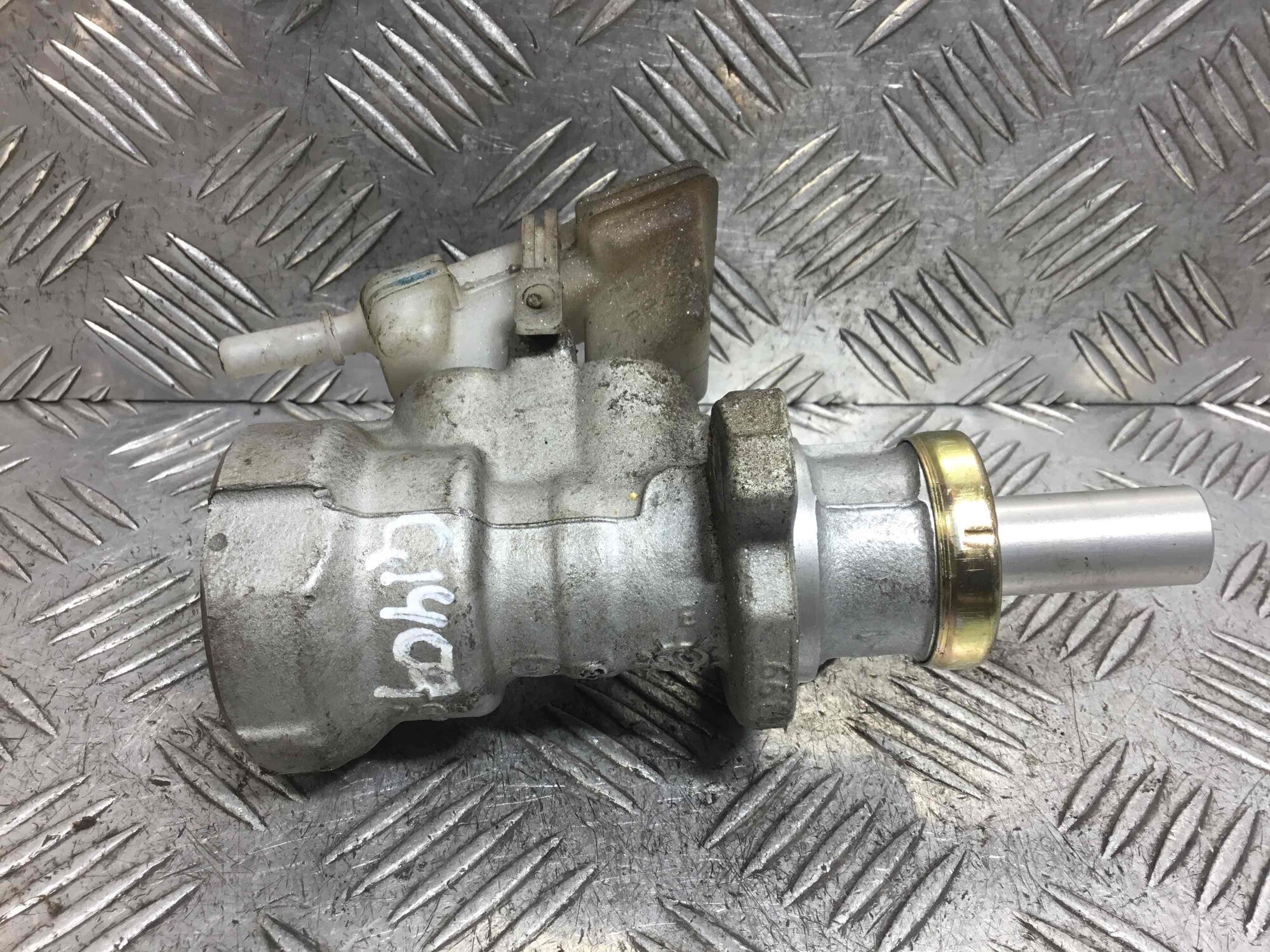 Б/У Цилиндр тормозной главный Ford Focus 1 поколение [рестайлинг] (2001-2005) 2004 г.