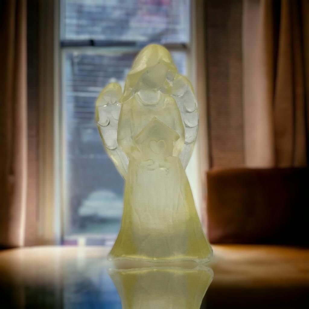 Статуэтка подарочная из смолы ангел хранитель дома