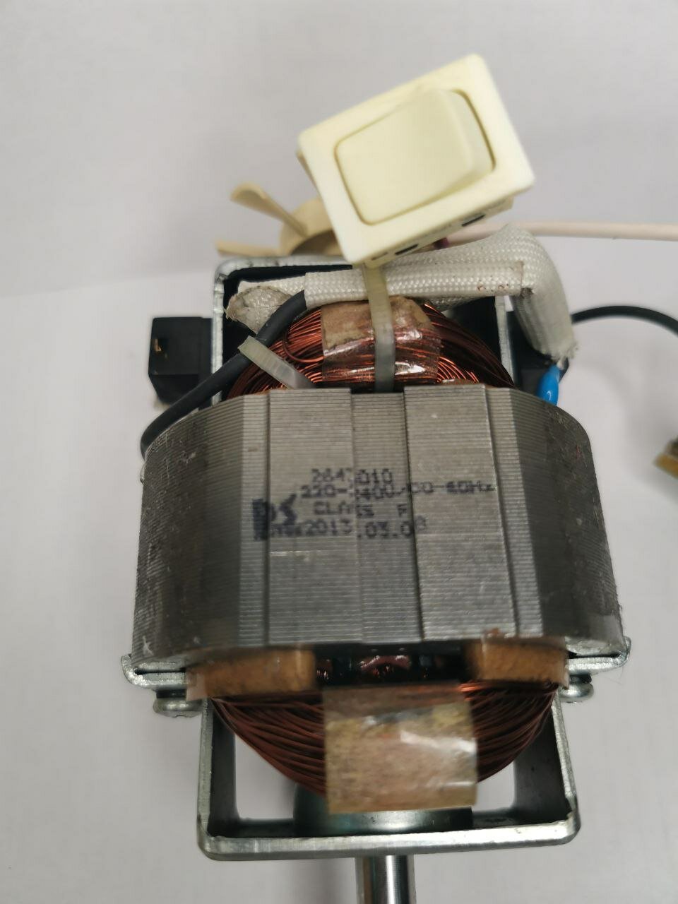 Двигатель в сборе с кнопкой, подходит для мясорубки Moulinex 2643010 1600W