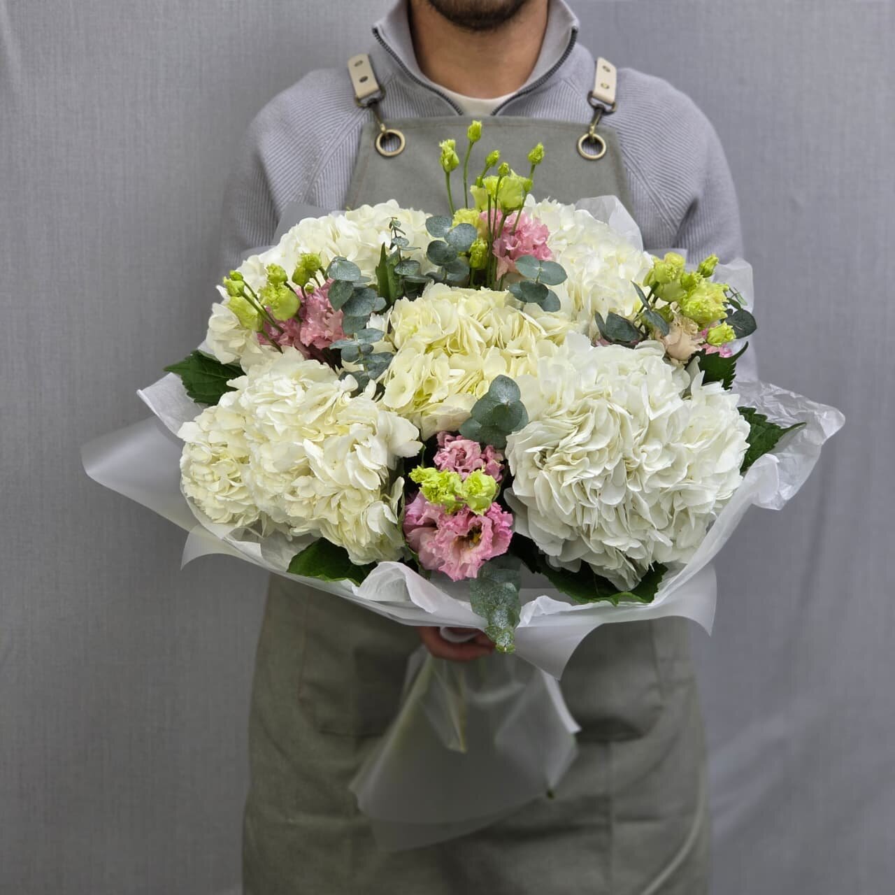 Букет из гортензии, эустомы и эвкалипта, 5 цветов, высота 50 см, ширина 45 см