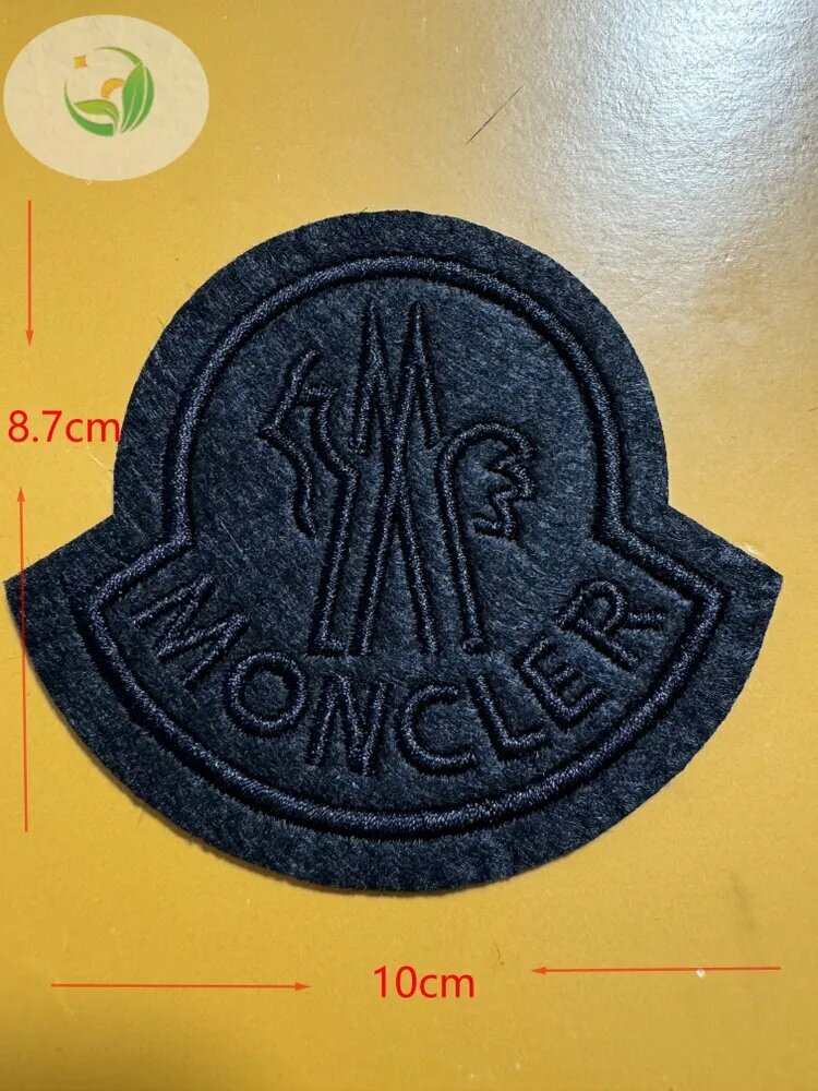 MONCLER Нашивка из ткани с вышивкой С подложкой для горячего прессования размеры 10*8.7cm