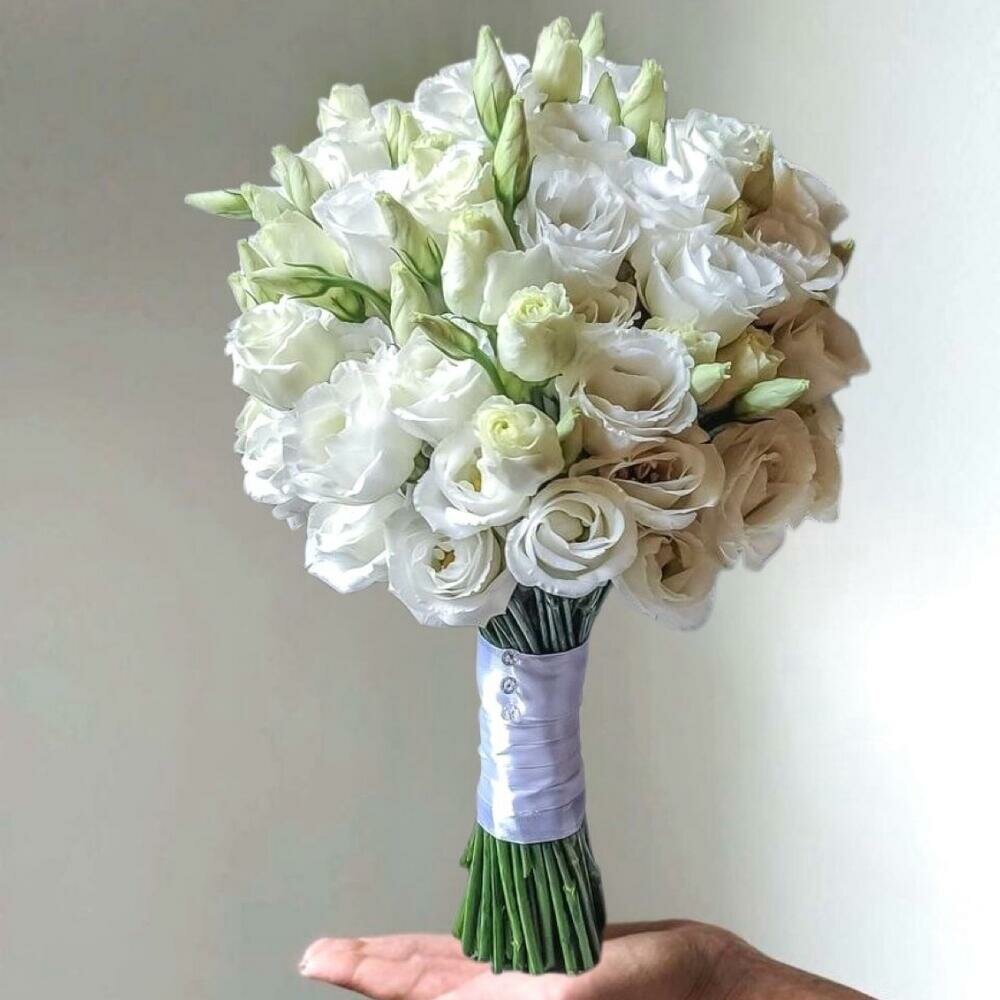 Букет невесты из 11 шт. белоснежных эустом с атласной лентой, бусинами, круглый, 11шт.