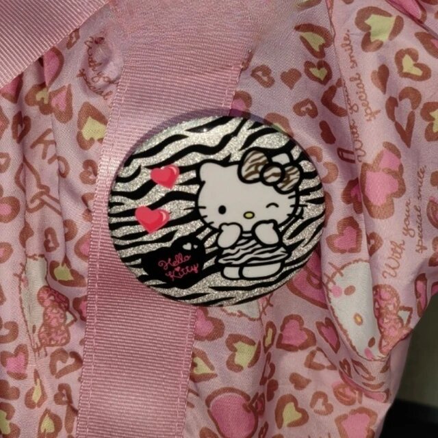 Новая брошь Sanrio Hello Kitty, милая мультяшная брошь из ПВХ, версия Q, аниме-аксессуар, украшение для одежды, подарок для детей.